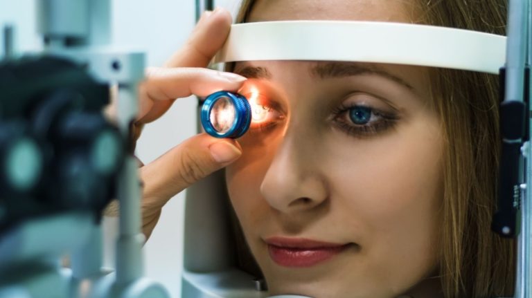 Fotopsie, quei lampi di luce negli occhi: cause, sintomi, trattamenti