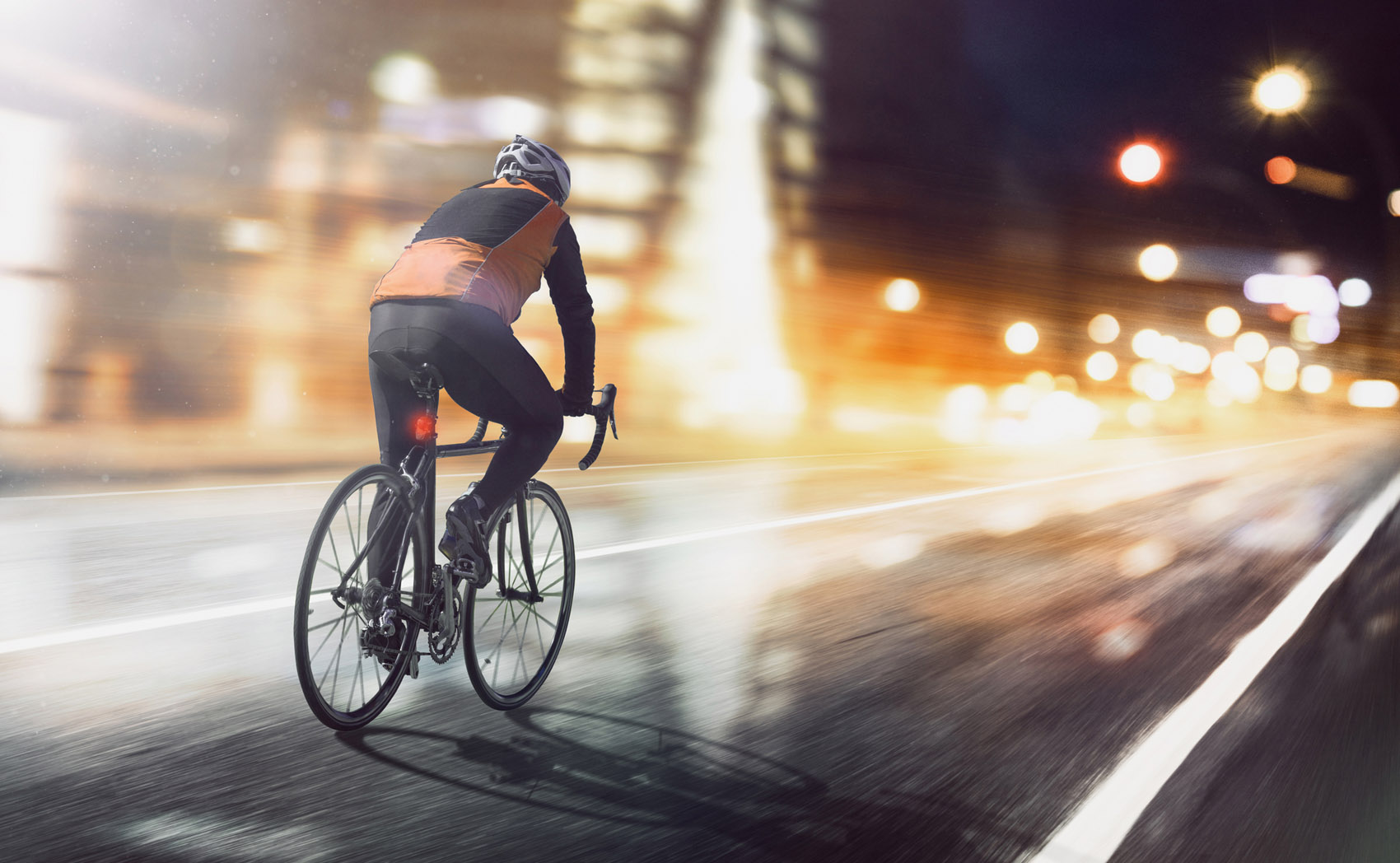 Bike Night, pedalare in bicicletta di notte: perché piace tanto