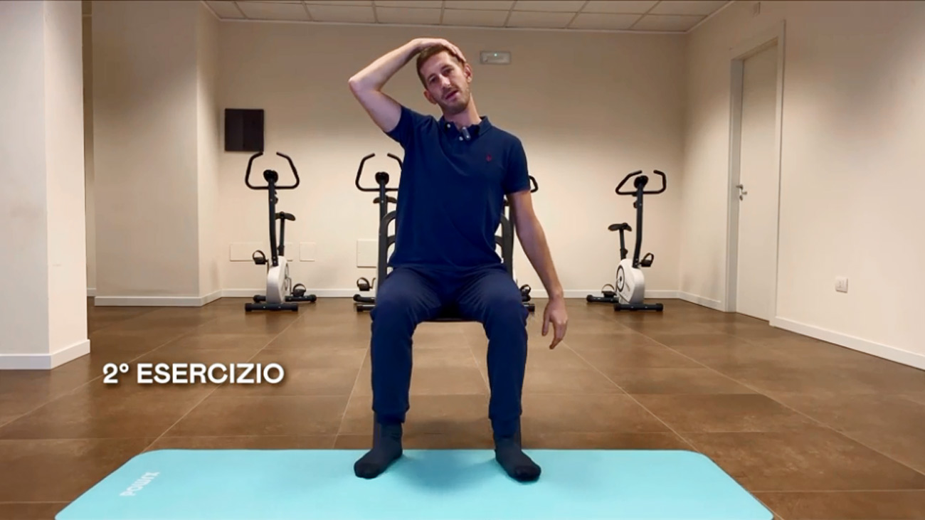 4 esercizi da fare sulla sedia per chi sta troppo seduto - Video - Starbene